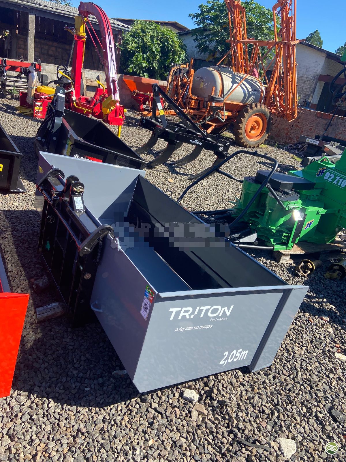 Plataforma hidráulica traseira/caçamba , Marca: Triton Modelo ...
