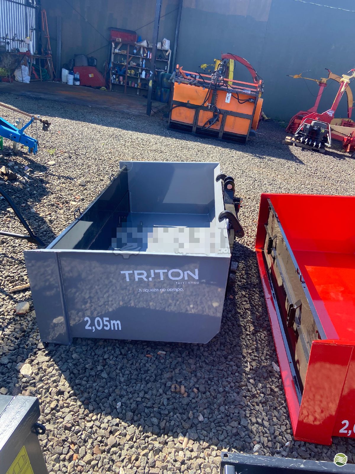 Plataforma hidráulica traseira/caçamba , Marca: Triton Modelo ...